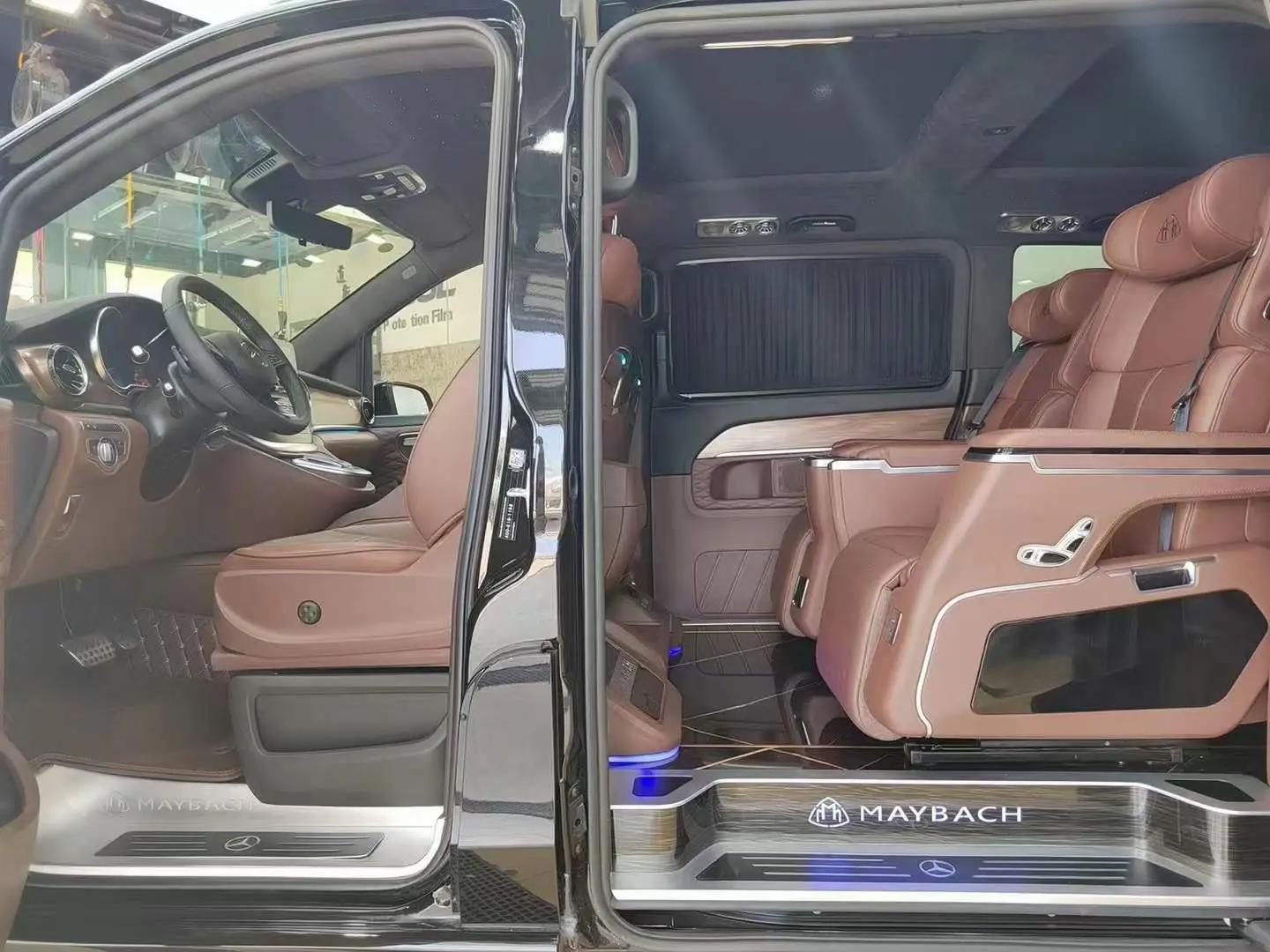 Business reception, stable and atmospheric, Mercedes-Benz V260L dark ...