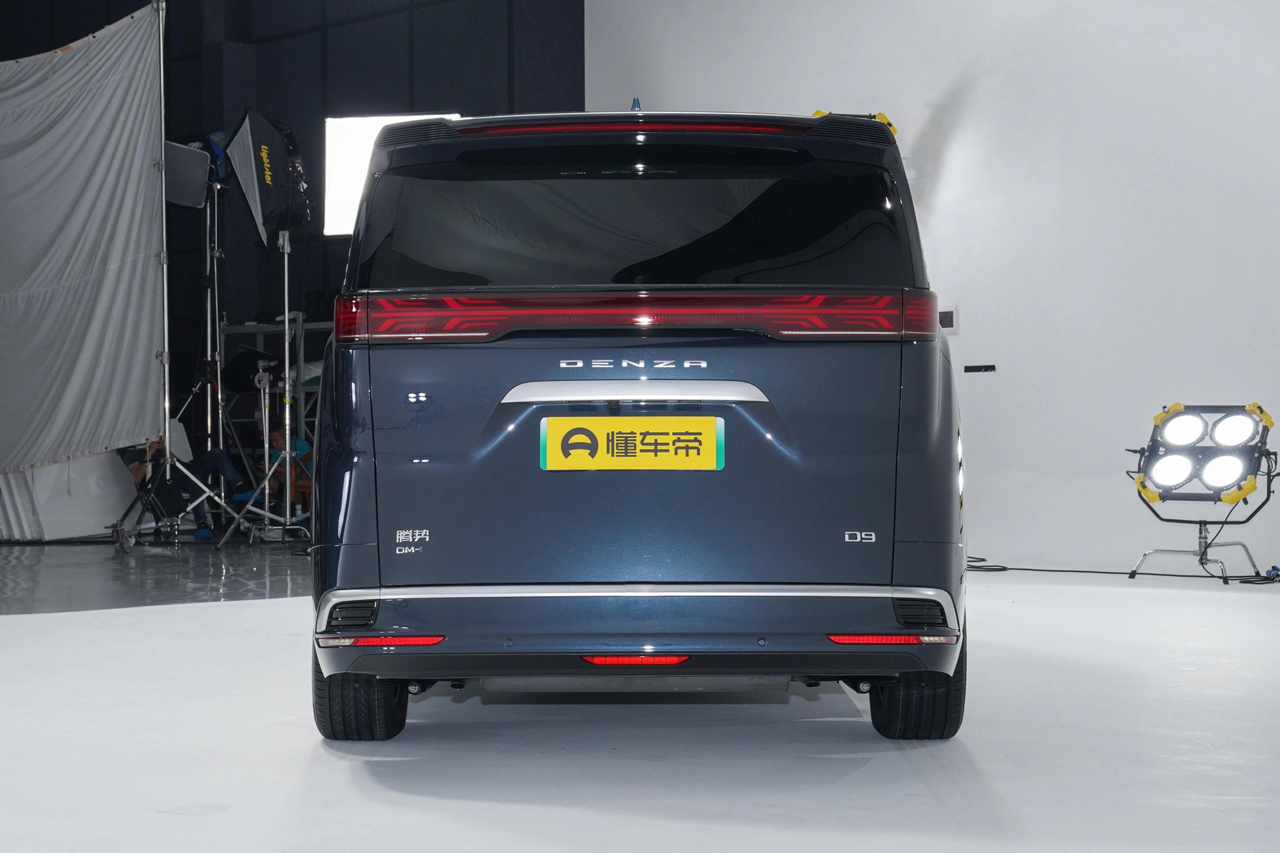 Equipped with panoramic sunroof + rear LCD screen + Dynaudio audio, let ...