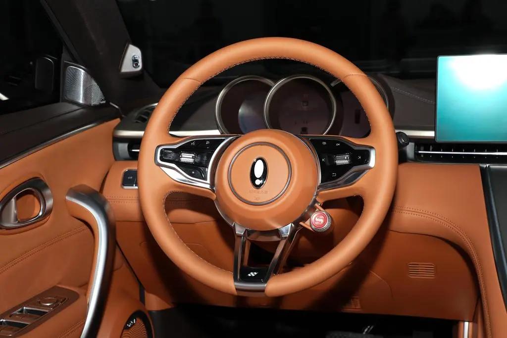 There is also a unique HUD display design in Lightning Cat's car ...