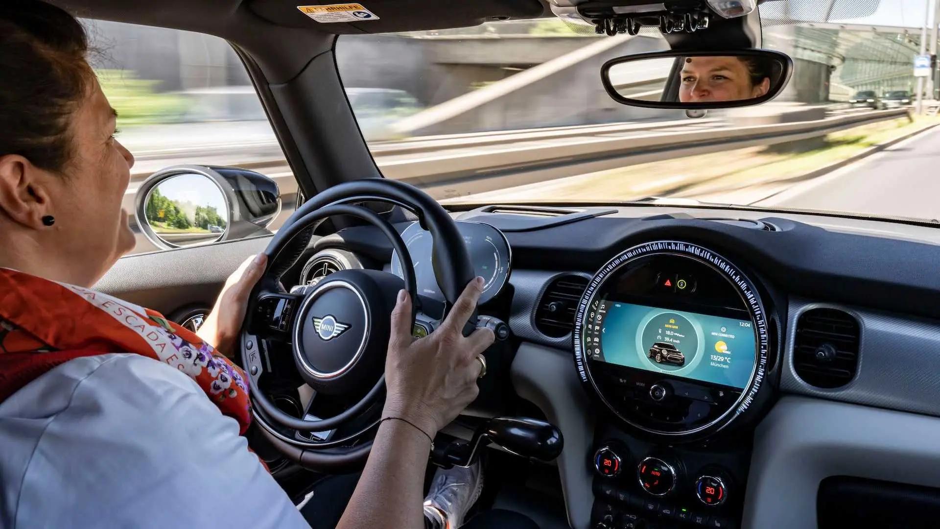 Unique driving pleasure, everyone can enjoy, MINI electric version launches welfare car - iNEWS