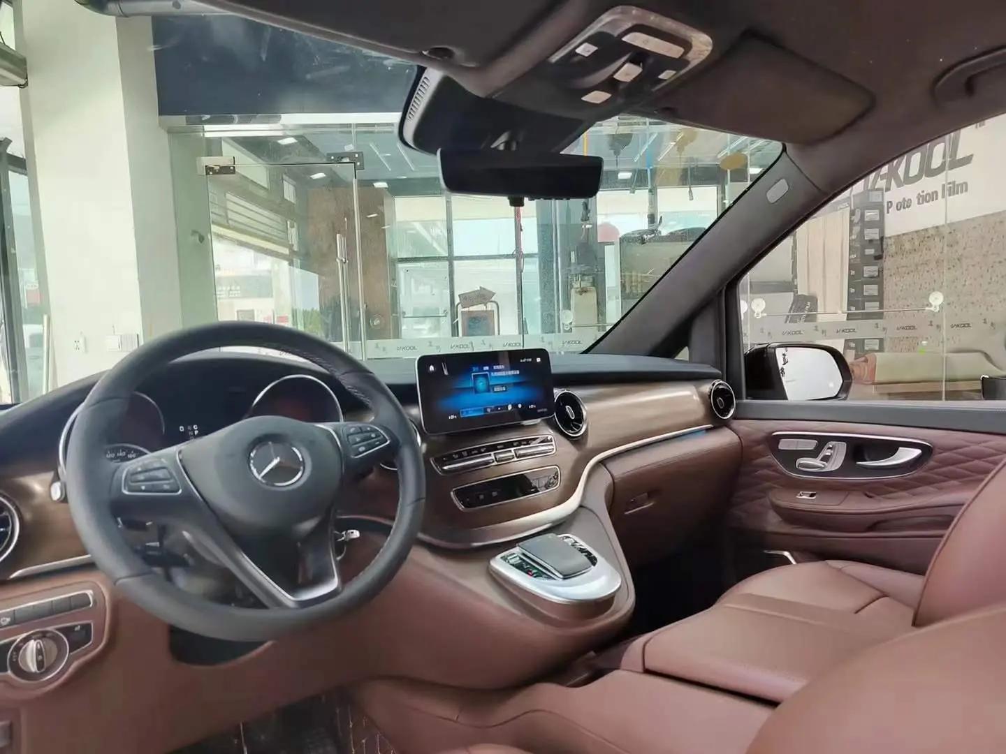 Business reception, stable and atmospheric, Mercedes-Benz V260L dark ...