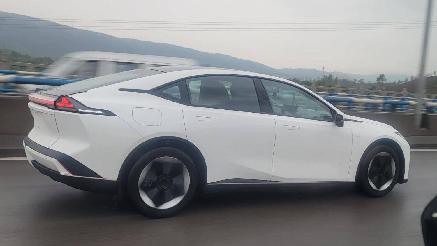 長安深藍C385實車現身，配無框車門+電動尾翼，續航700km？ - 頭條匯