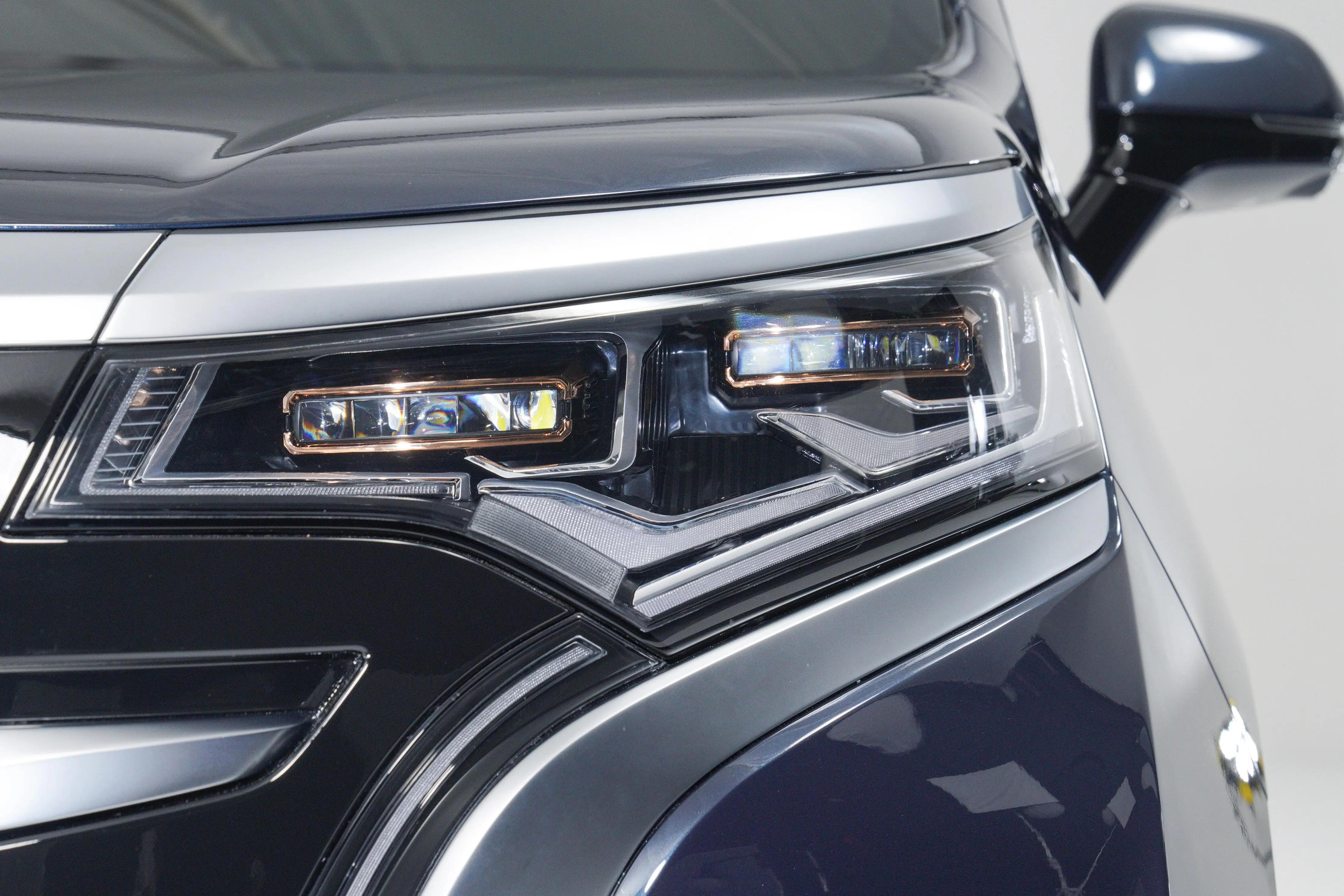 Equipped with panoramic sunroof + rear LCD screen + Dynaudio audio, let ...