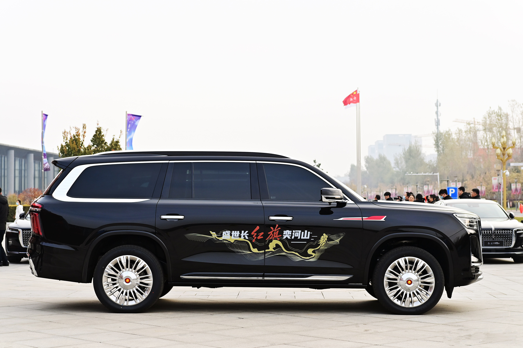 Hongqi LS7 real car exposed - iNEWS