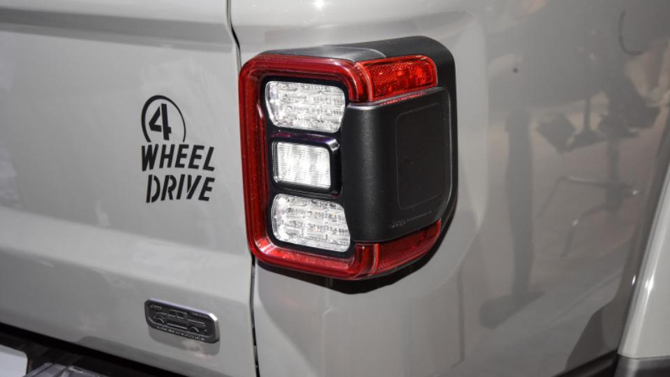 Jeep Gladiator = six-cylinder Wrangler + cargo box, is it more fun to ...