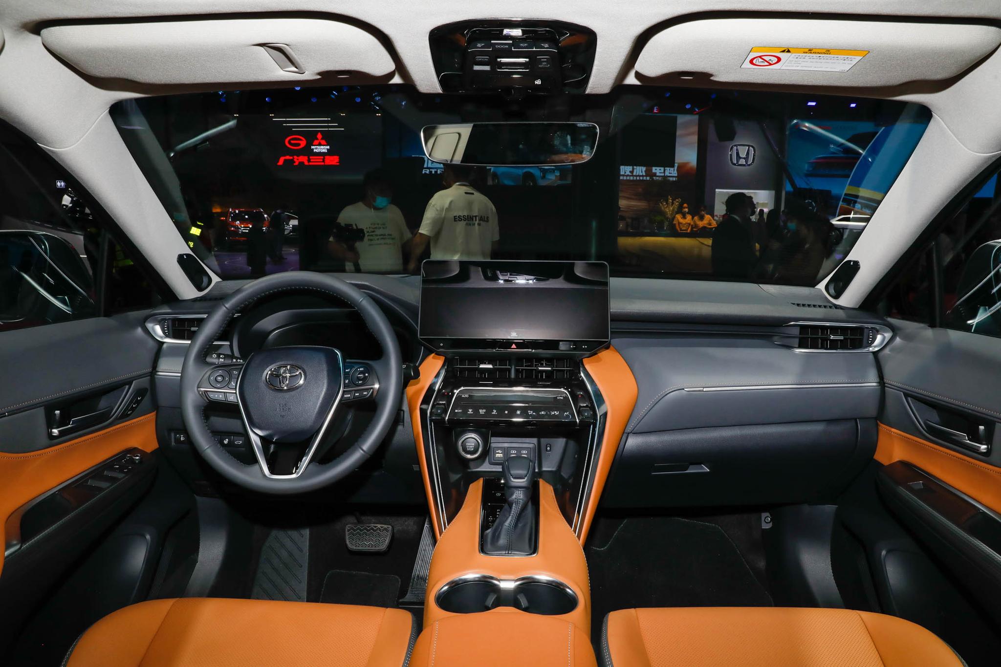 A big review of the interior of the mid-size SUV at the Guangzhou Auto ...