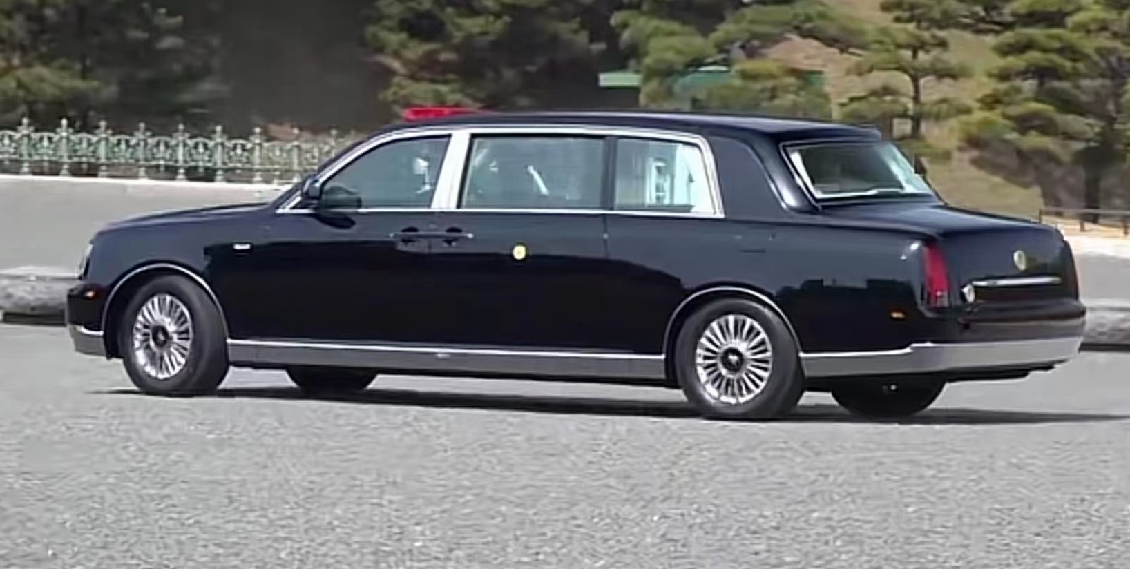 "Wonderful Flagship": The Toyota Century "Royal Edition" with 3 front ...