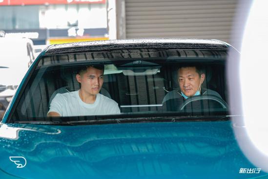 Step on Hot Wheels and hold a red ying gun---Nezha!! - iNEWS