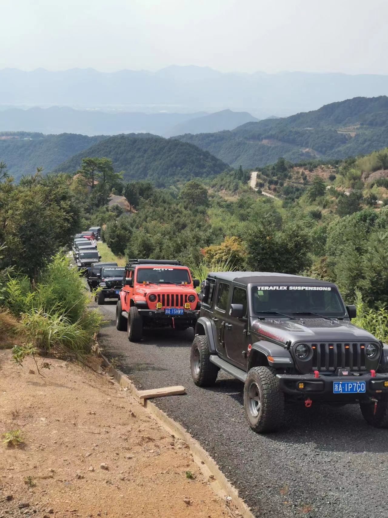 The beginning of a new journey in the golden autumn, Jeep accompanies ...
