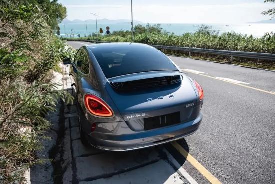 4.3 seconds to break a hundred, and there are frameless doors ...