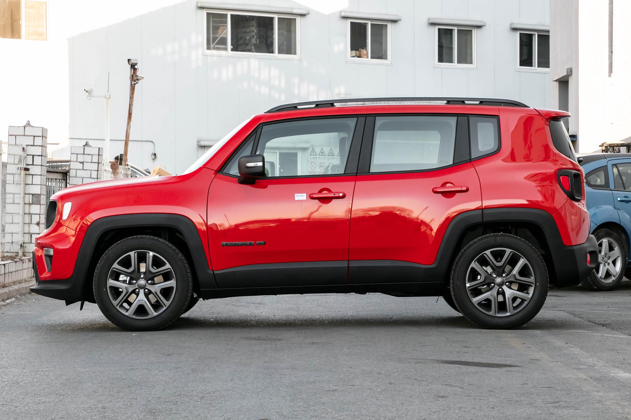 Stylized hard off-road, equipped with soft and hard variable suspension ...