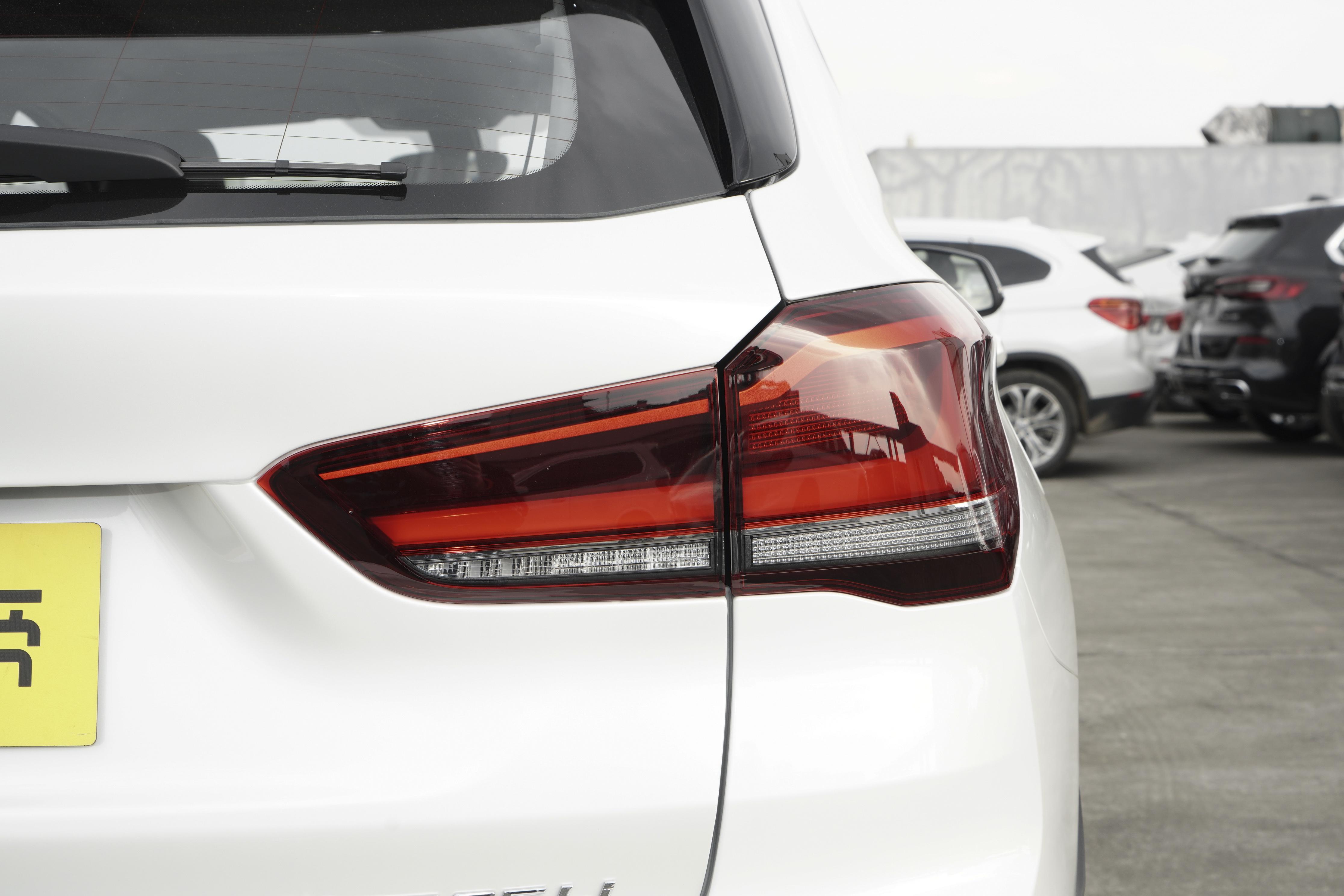 BMW X1 right rear tail light failure what happened? - iNEWS