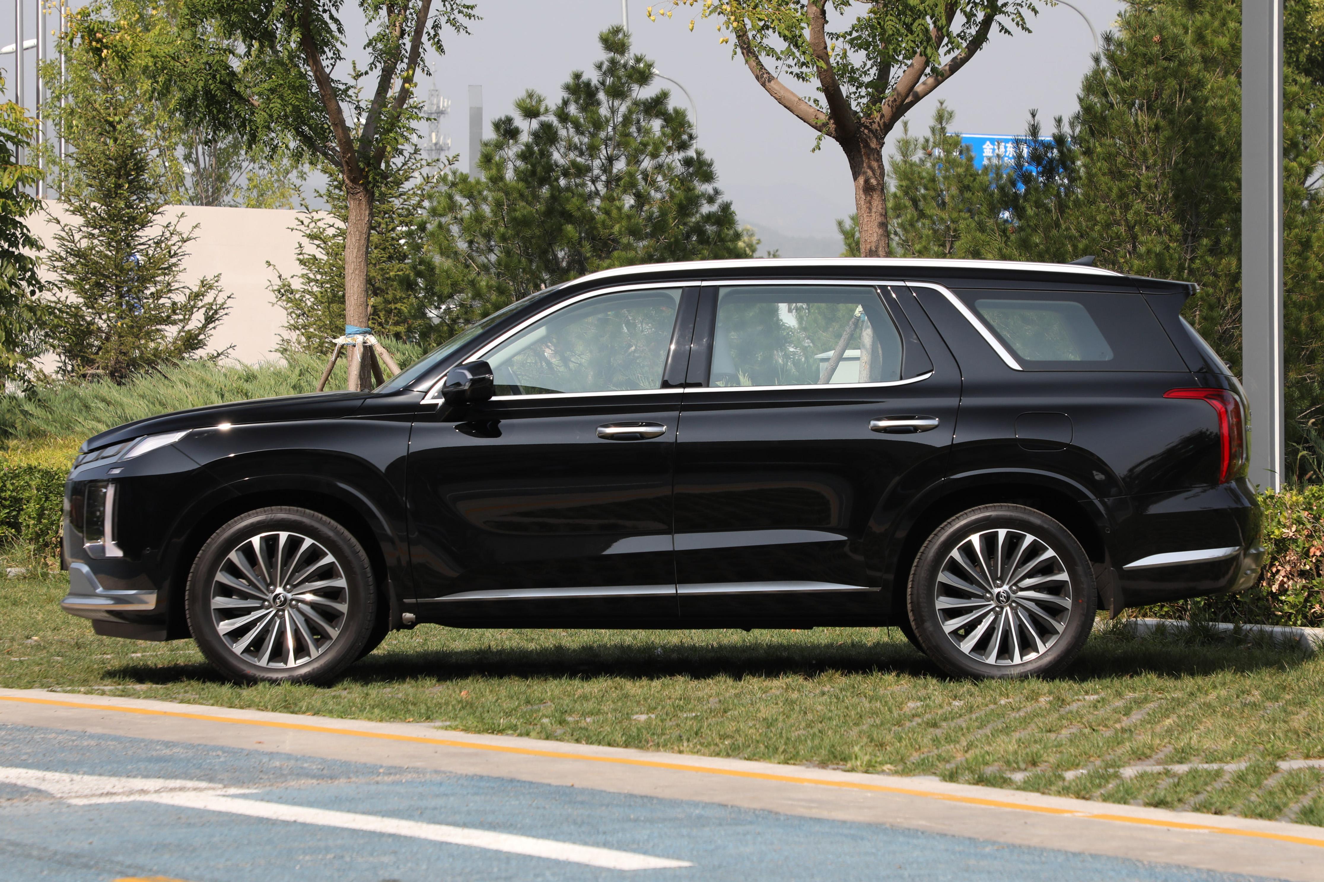 The neglected boutique, the pure imported car is over 5 meters long ...