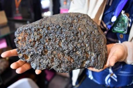 What do meteorites generally look like?Scientist: Stones with these ...