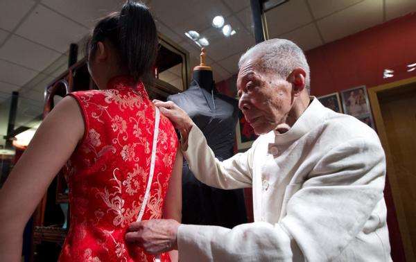 Cheongsam master Chu Hongsheng: a hundred-year-old tailor in Shanghai ...