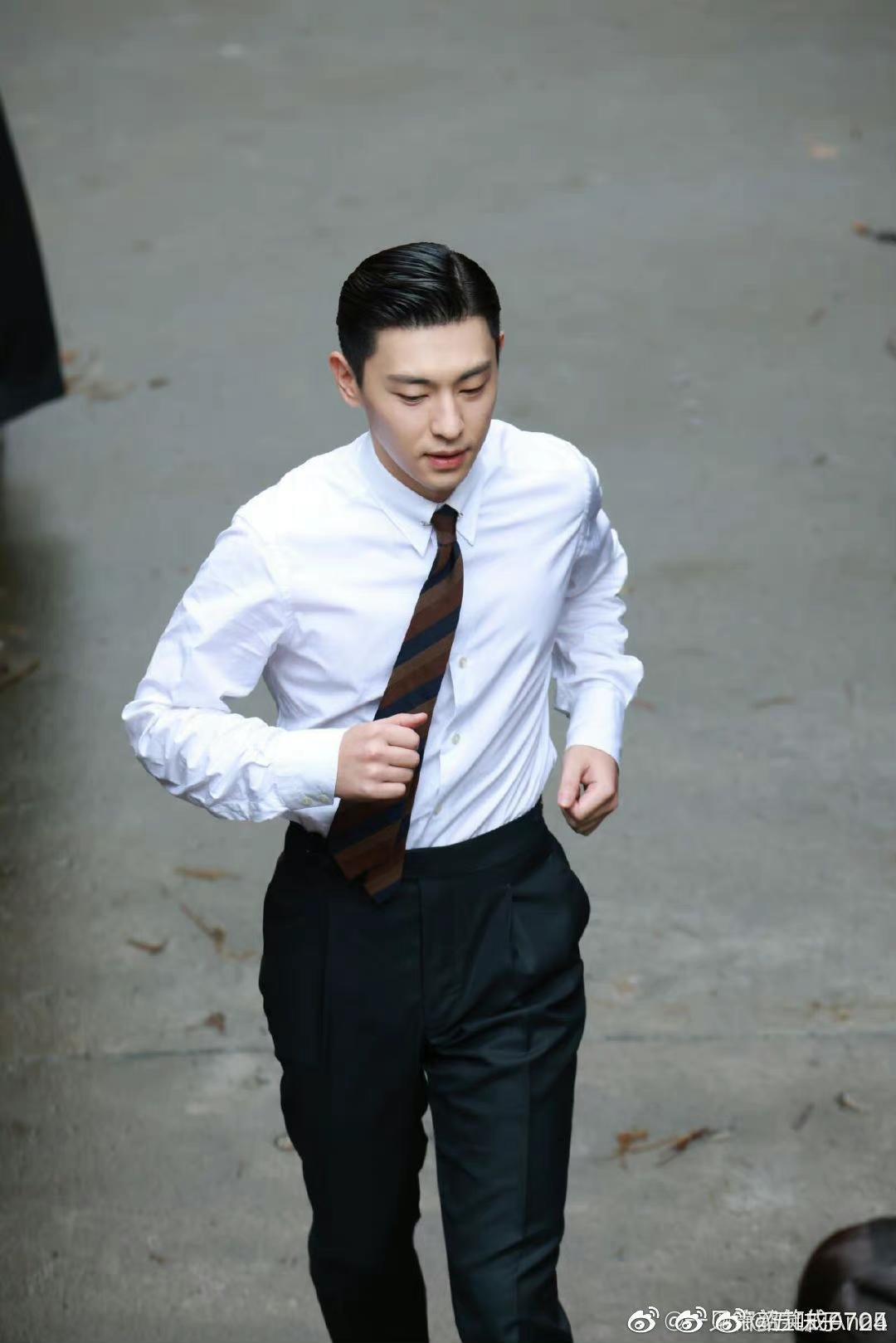 Let's take a look at Deng Lun's long legs against the sky - iMedia