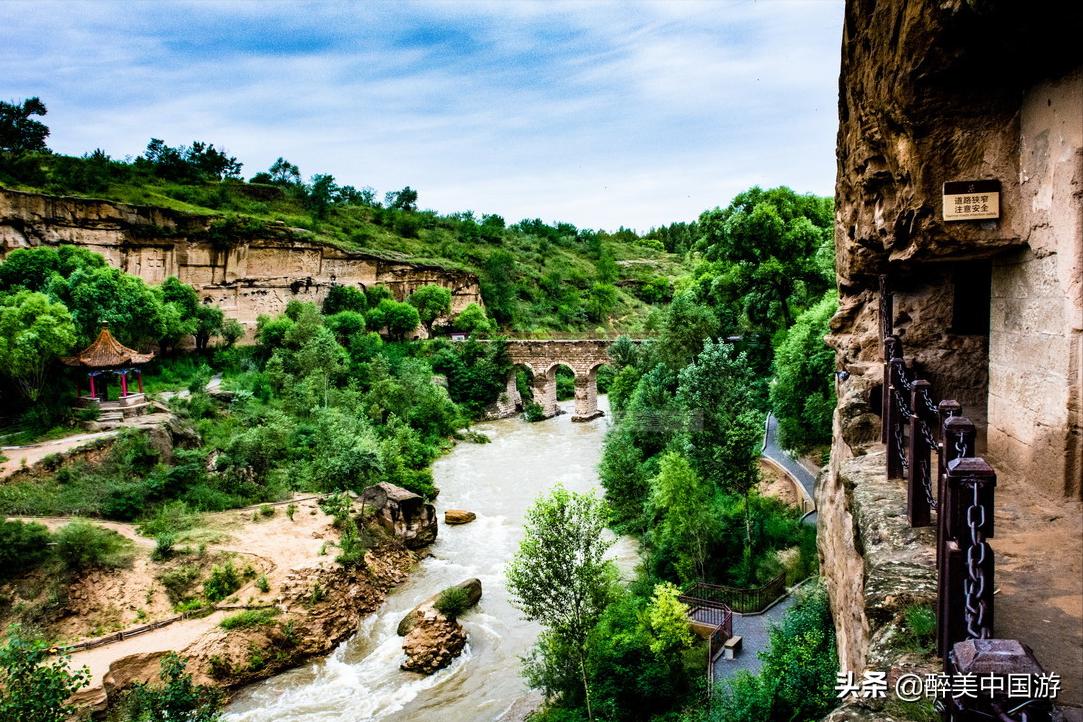 Visit the Hongshi Gorge scenic area, the river flows through the gorge ...