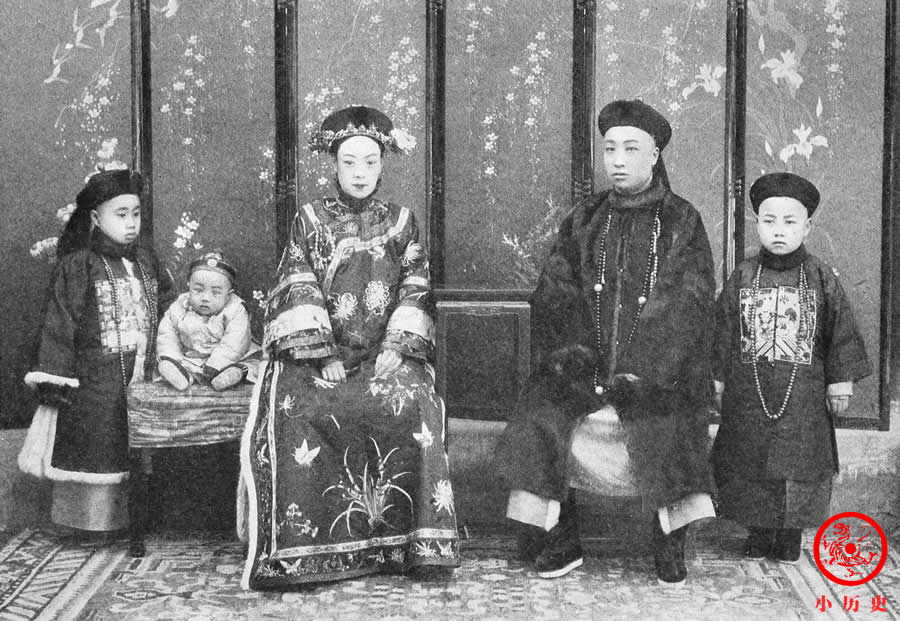 An old photo of the royal family of the Qing Dynasty: Empress Dowager ...