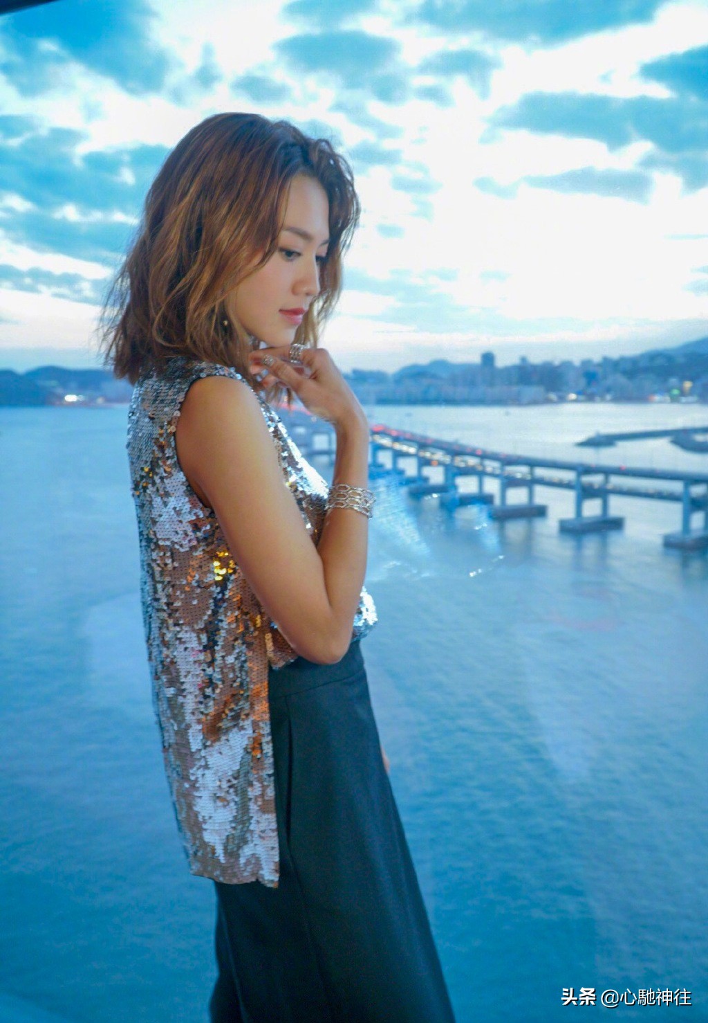 Hong Kong actress Zhou Xiuna wears a small high-neck sequined shirt ...