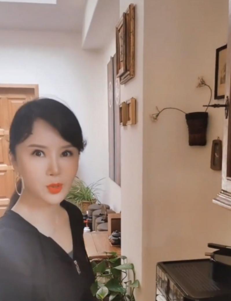 The 53-year-old singer Ren Jing's recent photo has changed, her eyes ...