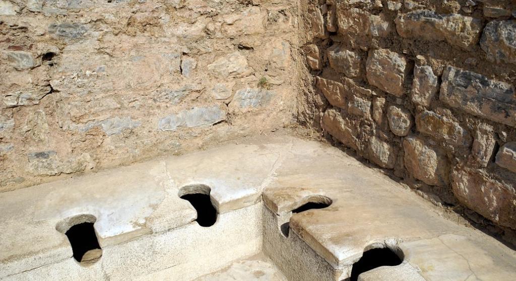 What did the ancient toilet look like?How do they go to the toilet? - iNEWS