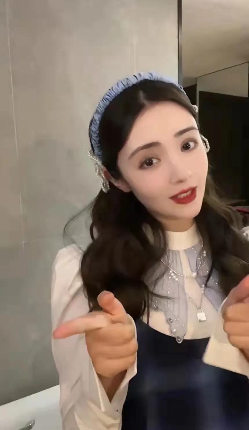 After giving birth, Medina dressed up to perform gesture dance, and was ...