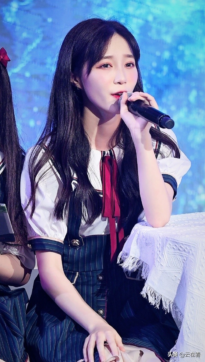 Cute beauty artist SNH48-Yuan Yuzhen singing beautiful photos on stage ...