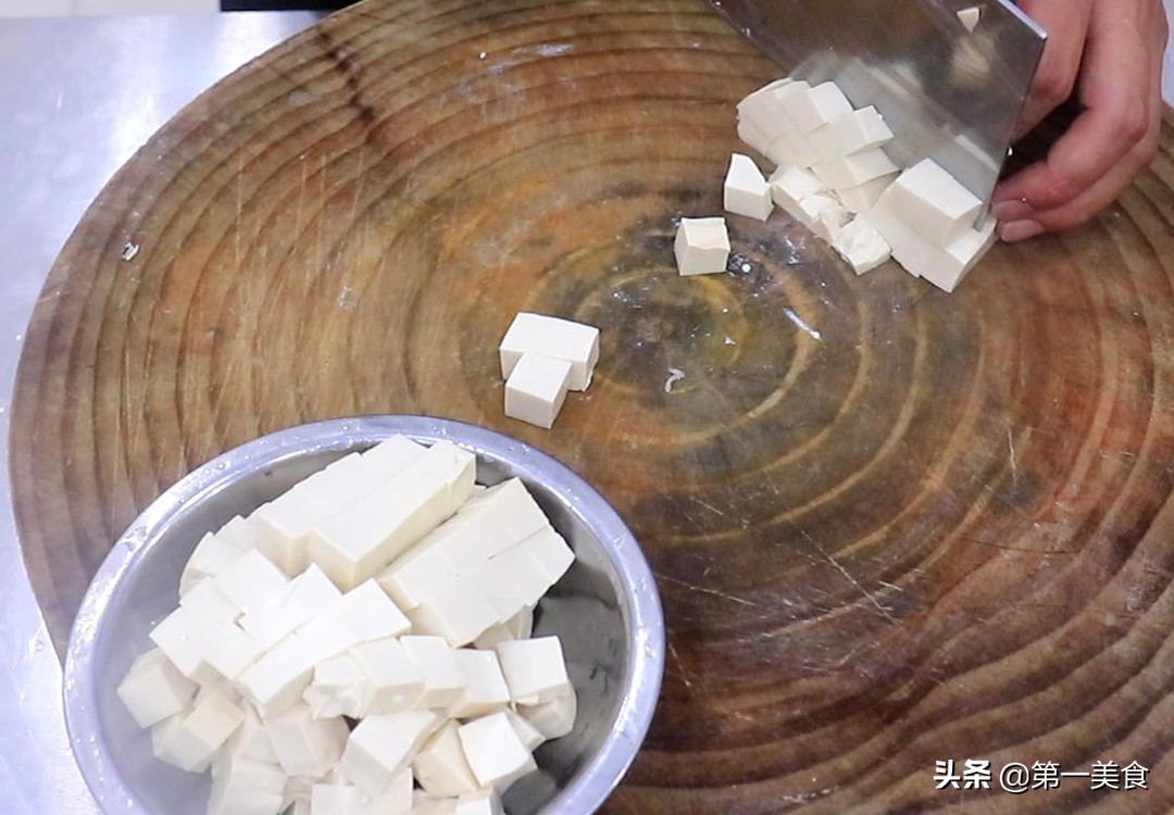 One piece of loofah, one piece of tofu, paired with two eggs, the chef ...