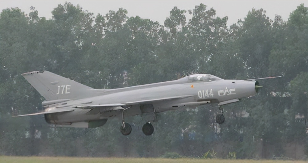 Directly change to a three-generation semi-fighter!A J-7 brigade ...