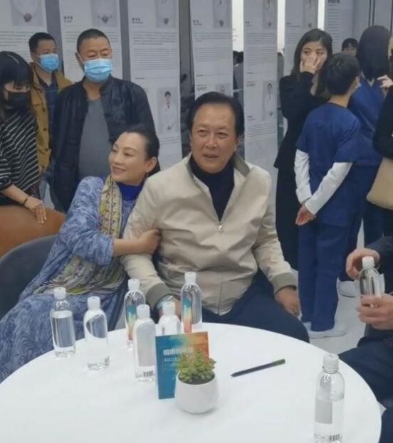 so awkward!47-year-old "Duan Fei" Li Yijuan took a group photo with ...