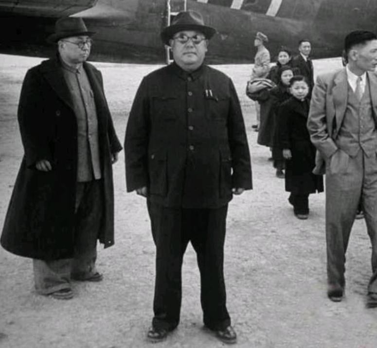 In 1950, Ma Hongkui brought 7 tons of gold to the United States. In his ...