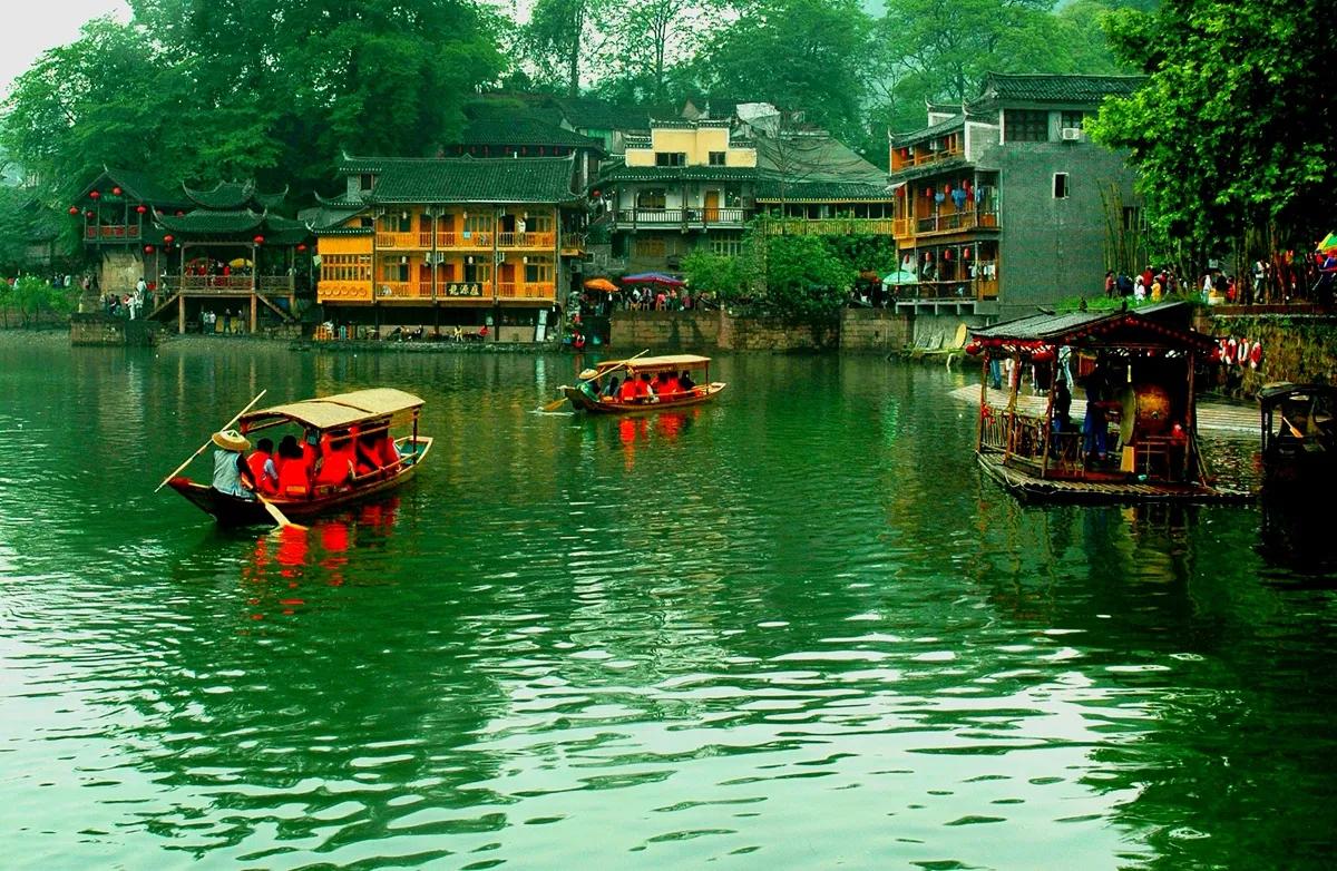 Boating on the Tuojiang River to enjoy the beautiful scenery - iNEWS