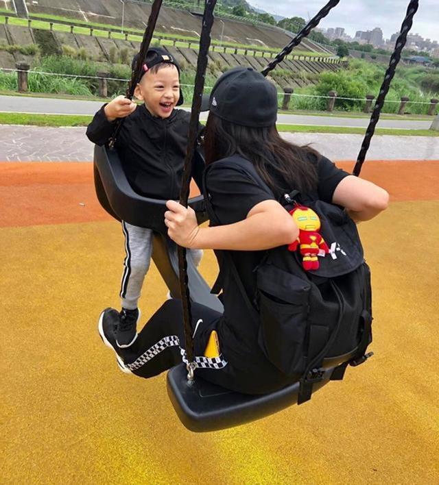 Xu Ruoxuan burst into tears: hiding in her mother's arms and wiping ...