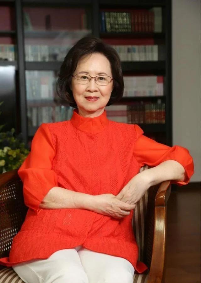 It's Qiong Yao who destroys the Three Views even more than Qiong Yao's drama. Looking at her ...