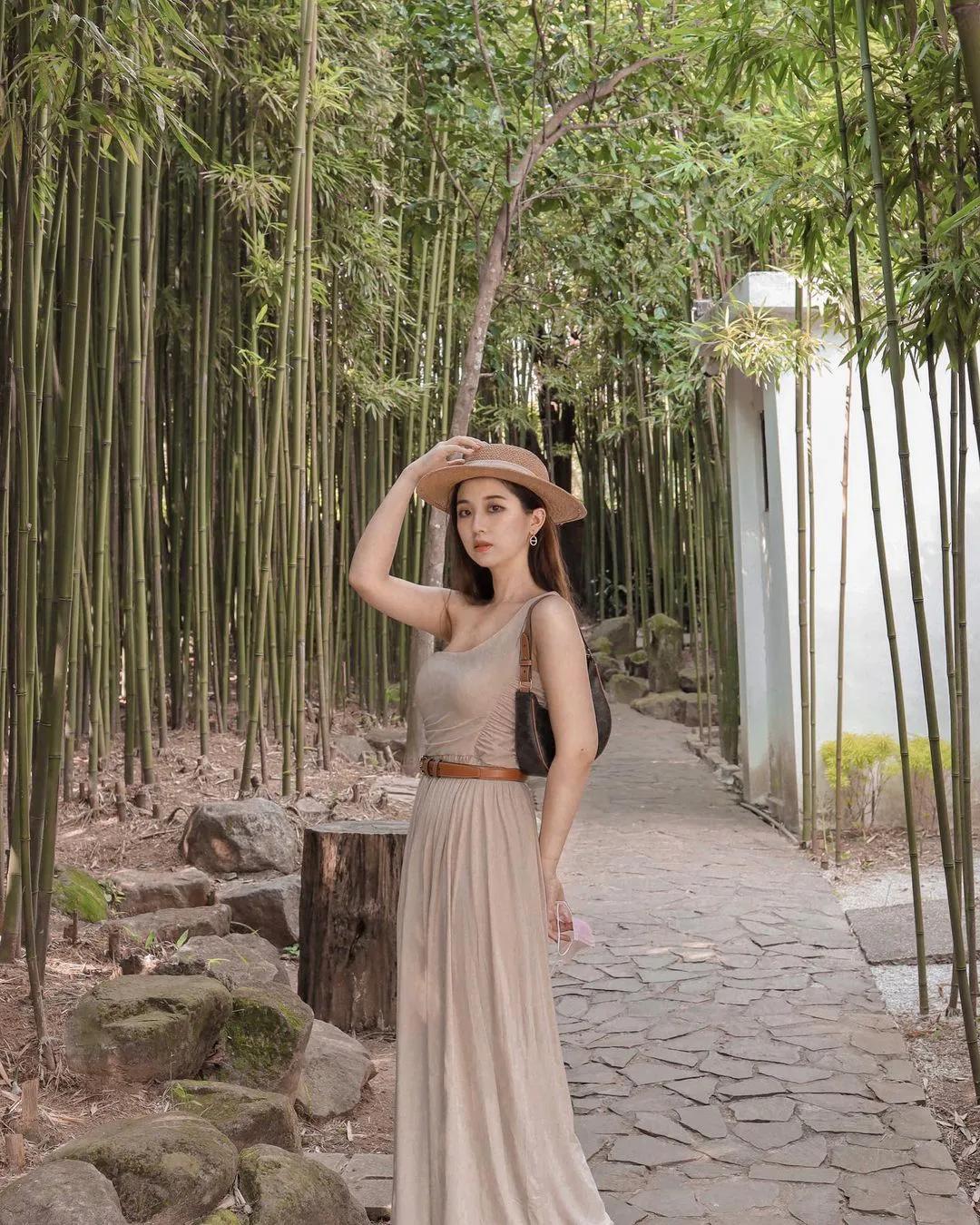 Beautiful fashion model He Zhen, with heavy colors among the flowers ...