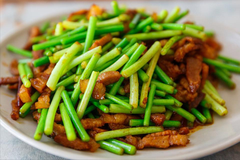Stir-fry the garlic moss directly in the pot. If you want the garlic ...