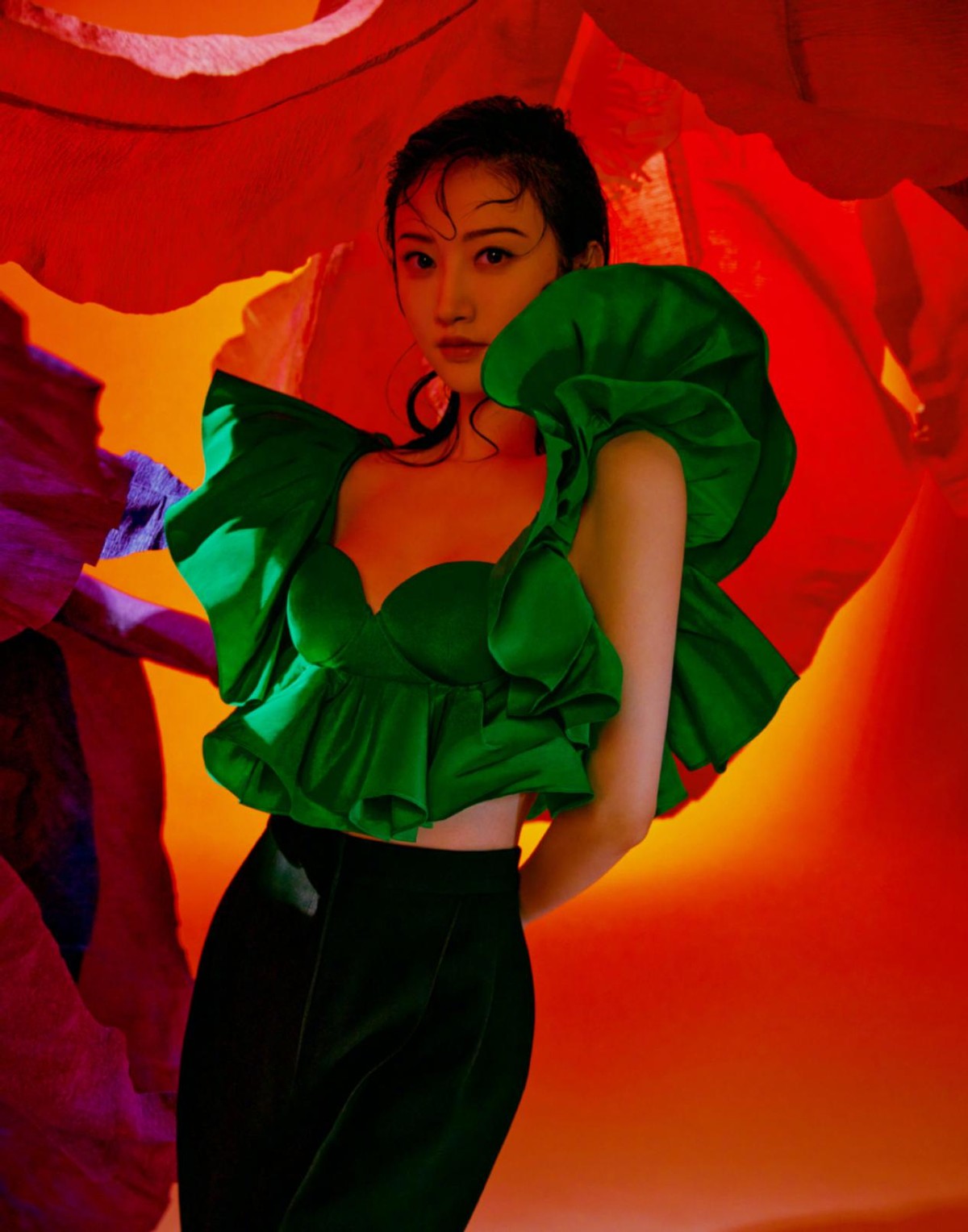 33-year-old Jing Tian wears a red dress and shows her long legs ...