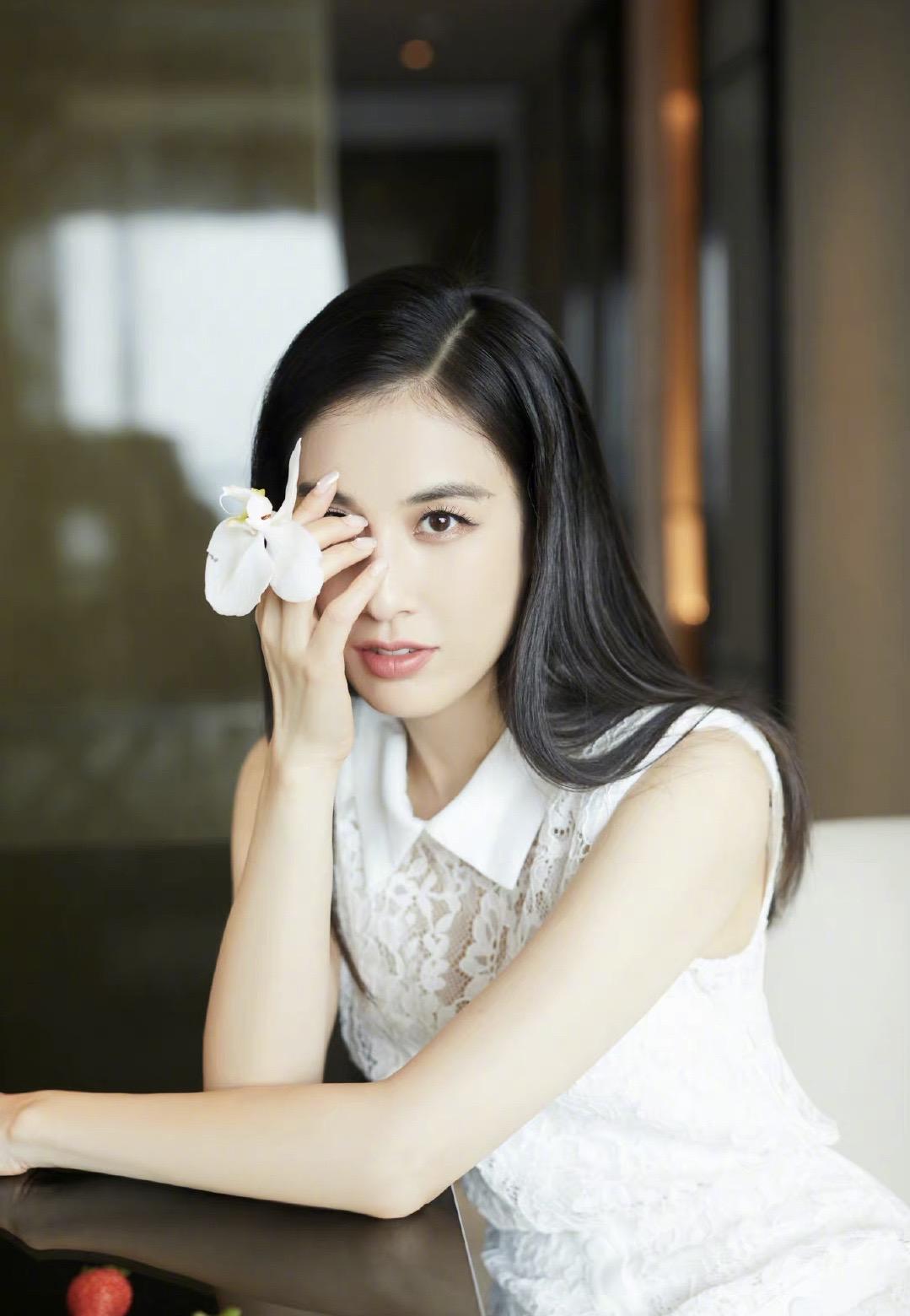 Huang Shengyi deserves to be a wealthy wife, her lace hollow dress is ...