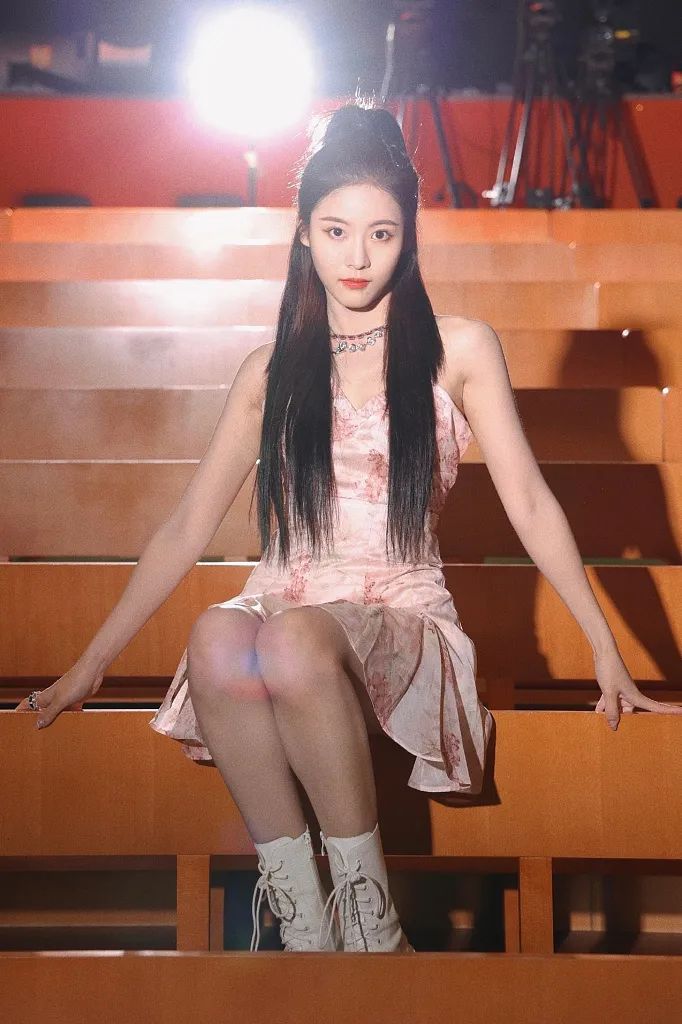 The vitality girl Sun Rui shows off her beautiful legs in a short skirt ...