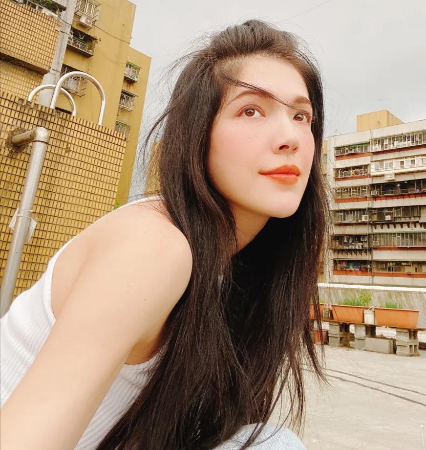 Mixed-race beauty Xu Weining - iNEWS