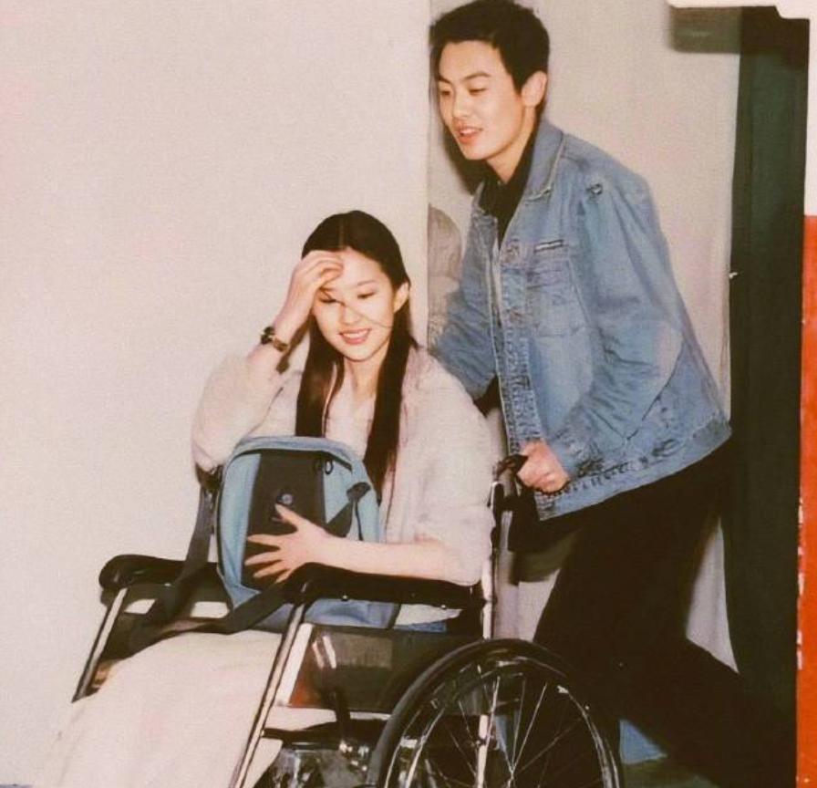 The old photos of Zhu Yawen and Liu Yifei are rarely exposed, they are ...