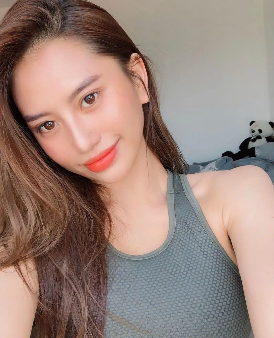 Foreign fitness blogger, curvy body, unstoppable charm - iNEWS