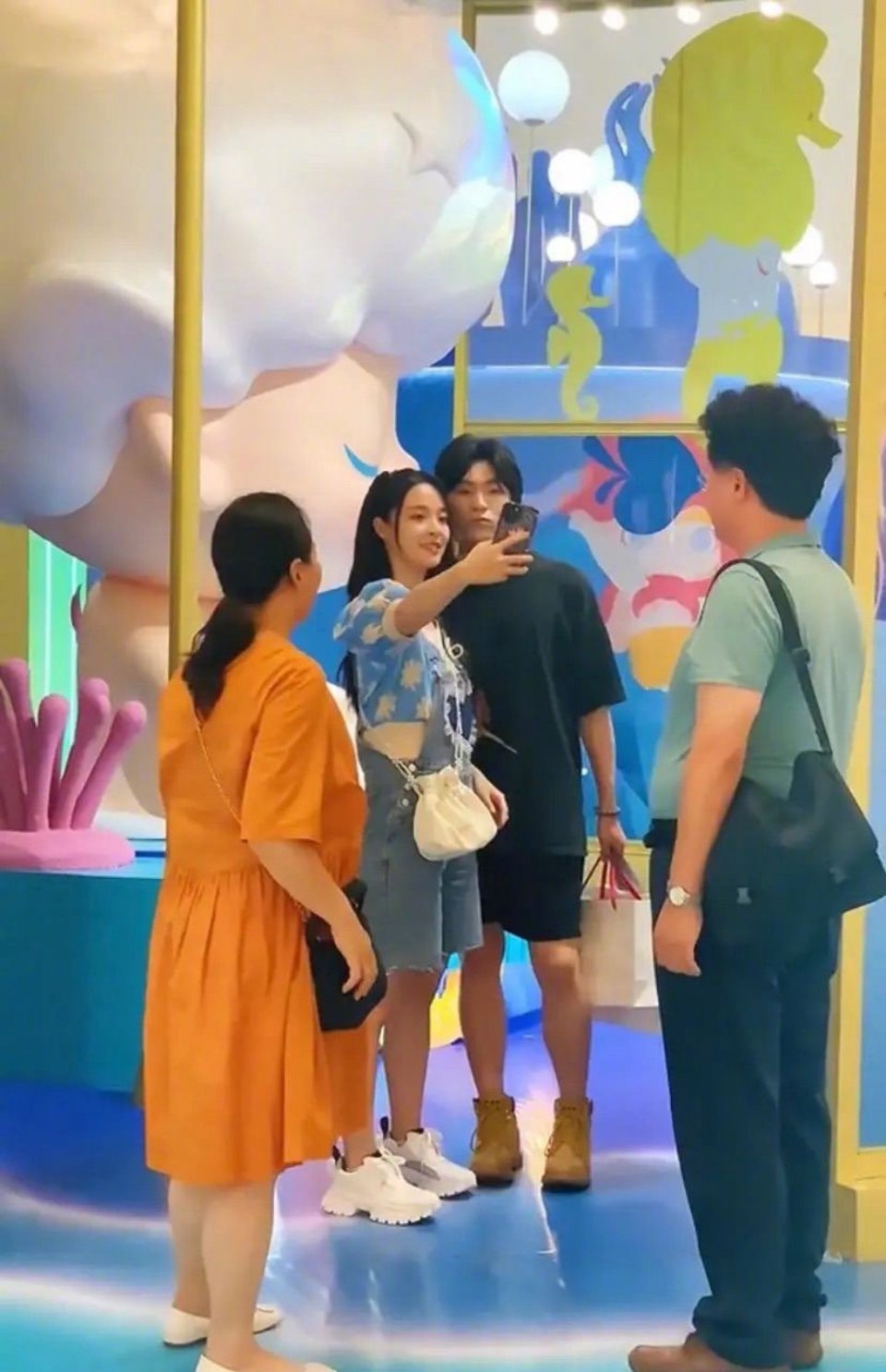 The well-known singer Lao Fan and Li Shamin next door officially ...