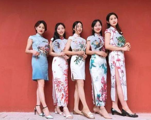 Graduation photos of college students' cheongsam, boys are more ...