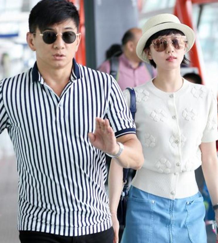 Wu Qilong and his wife showed up at the airport, the man's figure was ...