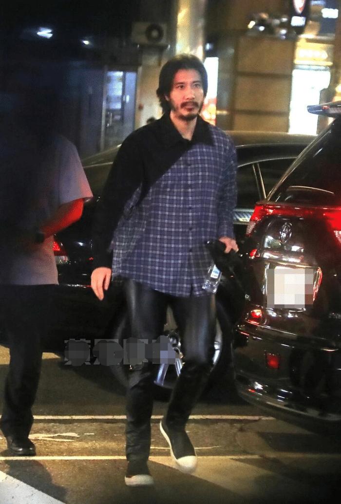 3.3 Billion Kuotai Birthday Party: Leehom Wang sings, Dong Chou Kun Ling takes a group photo ...