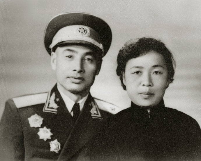After the award, He Bingyan took a major general to find Luo Ronghuan ...