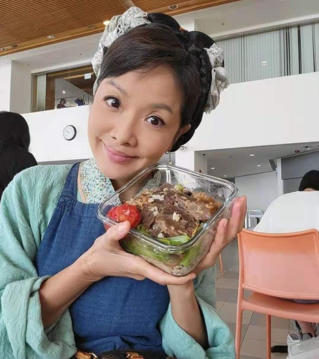 worry!Hong Kong actress Bao Peiru suddenly developed facial paralysis ...