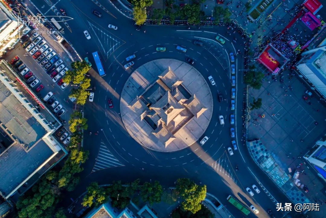 At the risk of "explosion", the 200-year-old Bell and Drum Tower was ...