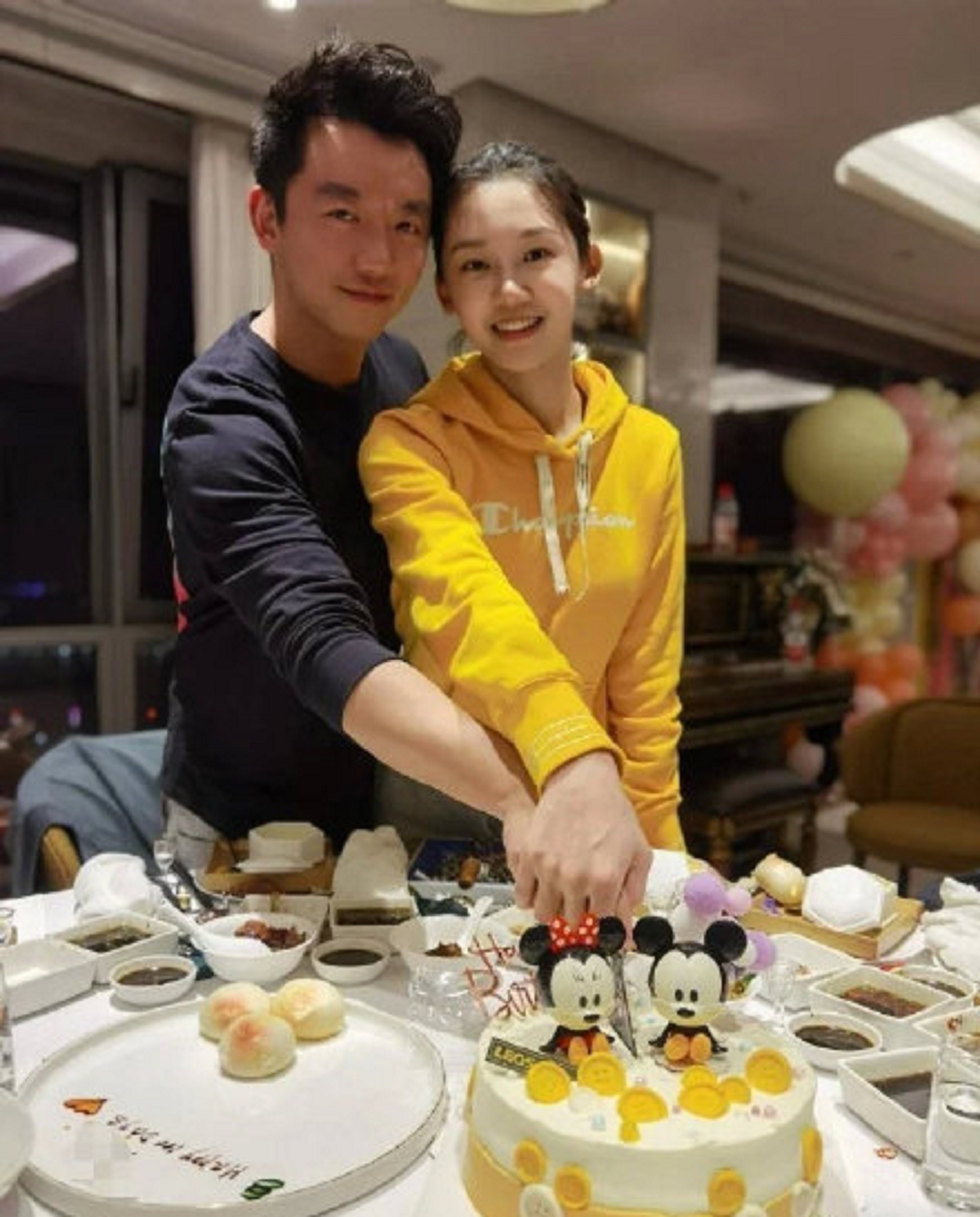 Zheng Wei, wishes the wife, the woman, happy, sunbreaking, praise the wife's long legs very eye ...